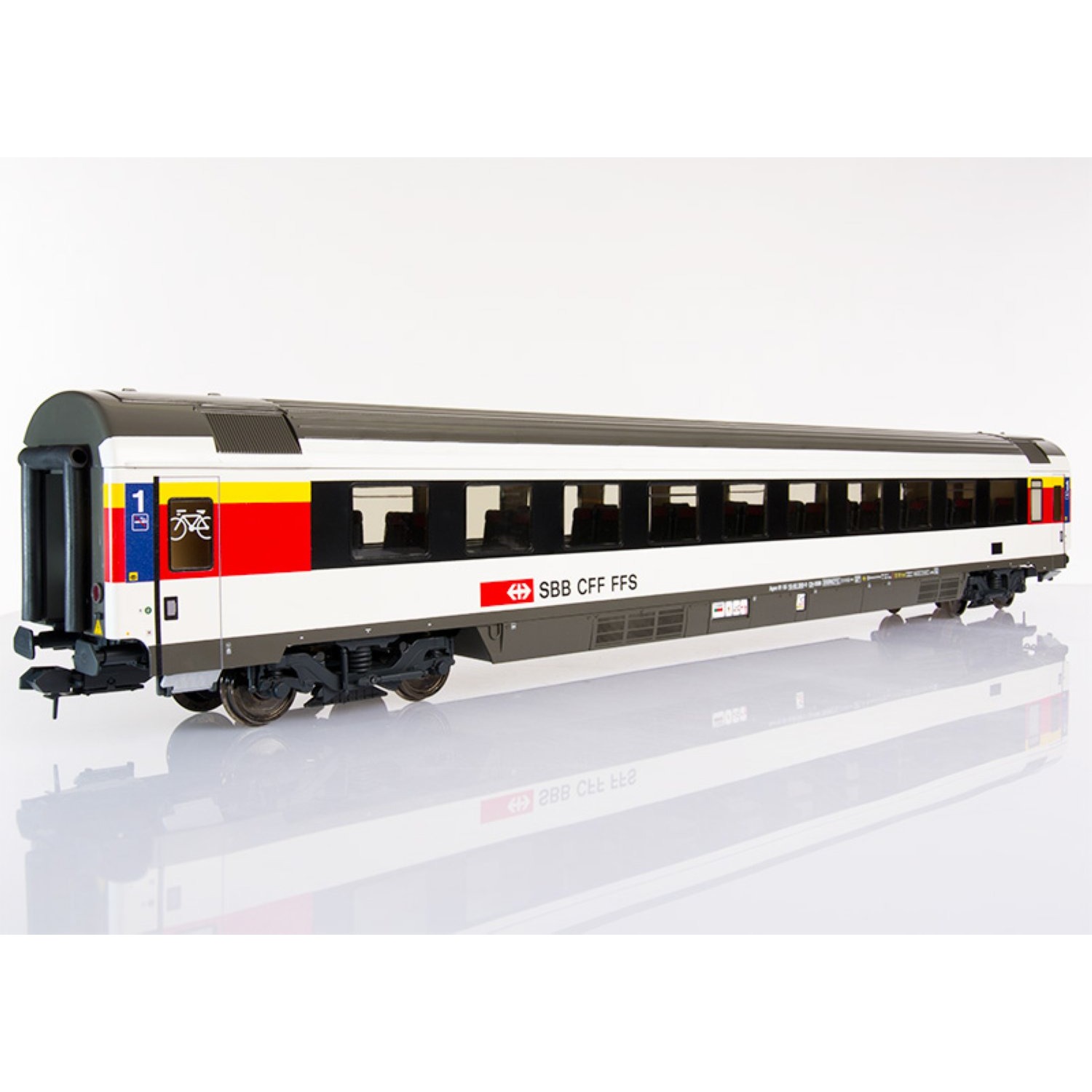 Spur 1: SBB RIC Apm 61 1. Klasse, Wagen-Nr. 61 85 10-90 266-0 CH-SBB verkürzte Länge = 760 mm ...